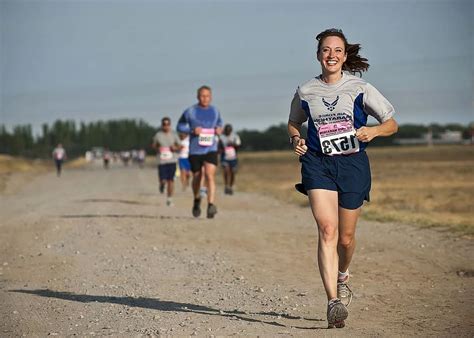 달리는 사람 경주 경쟁 여자 육상 경기 선수 마라톤 유효한 조깅하는 사람 조깅 적합 운동 Pikist