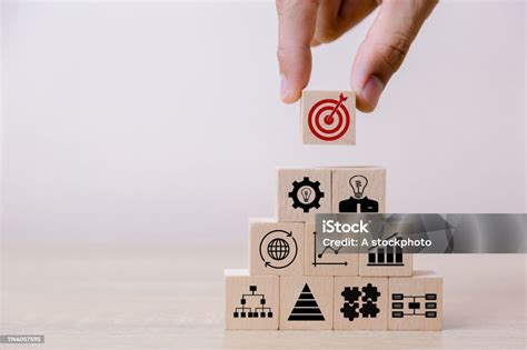 비즈니스 성장 성공의 개념 단계에 나무 블록을 스태킹 사업가의 손을 가까이 닭장에 대한 스톡 사진 및 기타 이미지 닭장 사무실 0명 Istock