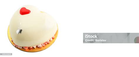 하트 모양의 케이크 흰색 배경에 하트 모양의 컵 케이크 빵집 과자를위한 세인트 발렌타인 데이 배너 복사 공간 가꿔주기에 대한