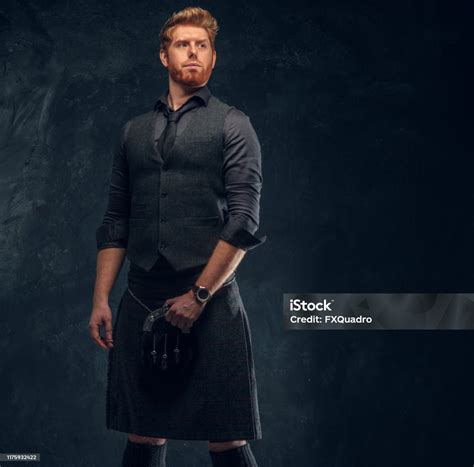 어두운 질감의 벽에 스튜디오에서 넥타이와 킬트와 우아한 조끼를 입고 빨간 머리 남자 남자에 대한 스톡 사진 및 기타 이미지 남자 킬트 잘생김 Istock