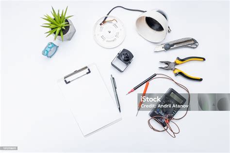 Cctv 카메라 서비스 수리 개념 위 보기 흰색 책상에 도구를 사용하여 감시 카메라 조정 0명에 대한 스톡 사진 및 기타 이미지
