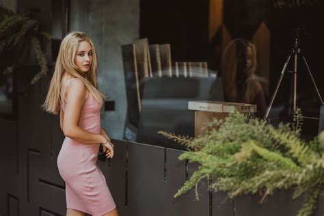 가게 앞 거리 거리 패션 금발 도시 배경 도시 설정 도시 패션 도시 풍경 도시의 도시의 삶 라이프스타일 미니멀리스트 반사 서 있는 세련된 복장