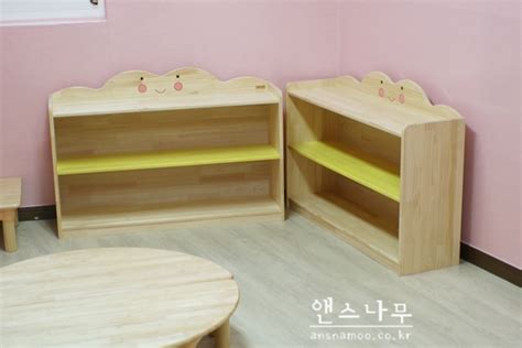 어린이집도서관유치원도서공간도서실도서실환경구성도서관책장유아책꽂이책장전면책진열대책진열대나무장식소파책꽂이벤치앤스나무도서영역환경구성원목가구 네이버 블로그