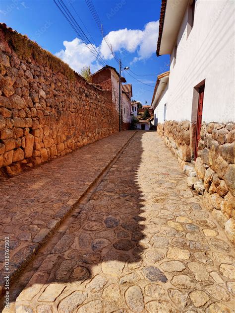 Poster Vista De Una Calle Empedrada En Un Pueblo Andino Con Muros De