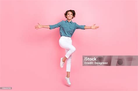 너무 기뻐하는 쾌활한 소녀 팔 손바닥 열린 말의 전체 크기 사진 여기로 와서 기뻐요 핑크 색상 배경에 고립 된 좋은 기분을 볼 수 있습니다 25 29세에 대한 스톡 사진 및