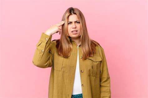 Jolie Femme Blonde Bien Roulée Se Sentant Confuse Et Perplexe Vous