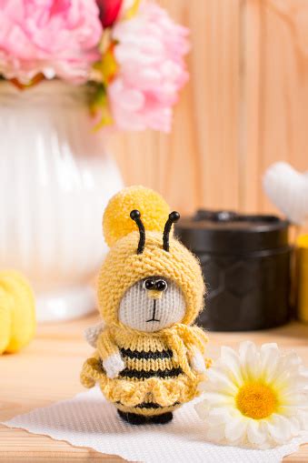 니트 노란 벌이 데이지가있는 흰색 접시에 앉아 있습니다 손수 만든 뜨개질 장난감 어린이를위한 아미구루미 선물 0명에 대한 스톡 사진 및 기타 이미지 Istock