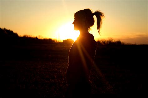 Девушка Со Спины На Рассвете 58 фото