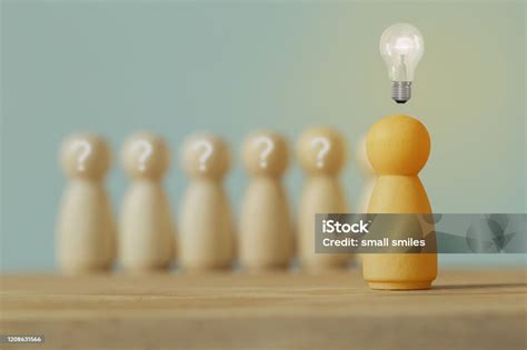사람과 사람들의 나무 그림은 전구 아이콘과 물음표 기호와 함께 서있다 컨셉 창조적 인 아이디어와 혁신 인적 자원 및 인재 관리 개념에 대한 스톡 사진 및 기타 이미지