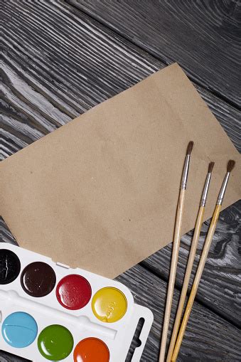 그림 브러쉬 및 종이 를위한 수채화 그들은 흰색과 검은 색 페인트로 그린 소나무 보드에 누워있다 0명에 대한 스톡 사진 및 기타 이미지 Istock