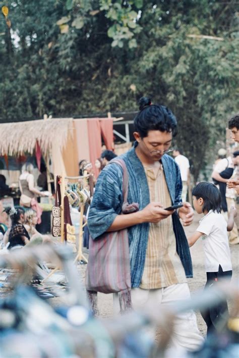 The Runaway ဟစ်ပီတွေရဲ့ နာမည်ကြီး ဆောင်ပုဒ်တစ်ခုက “make Love Not War ” “မေတ္တာတွေပေးပါ၊ စစ်မဖ