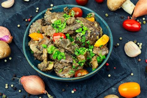 버섯과 토마토를 곁들인 맛있는 그루지야 구운 닭 간 사진 사진 무료 다운로드 Lovepik