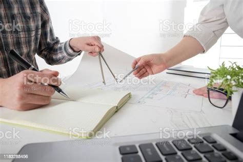 청사진 부동산 프로젝트에 종사하는 건축가 건축가 작업장 건축 프로젝트 청사진 통치자 계산기 노트북 및 디바이더 나침반 건설 개념입니다 엔지니어링 도구 가까운에 대한 스톡