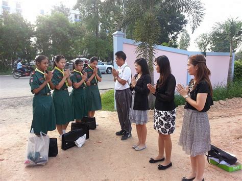 โรงเรียนนครระยองวิทยาคม วัดโขดใต้ นักเรียนทำความเคารพคุณครู Facebook