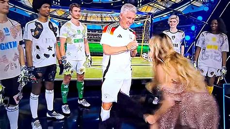 Unangenehmes Gntm Finale Heidi Klum Reißt Bastian Schweinsteiger Die