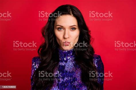 사진 꼬리치는 꿈꾸는 화려한 젊은 아가씨의 사진은 빨간 색 배경에 고립 된 입술을 보내 갈색 머리에 대한 스톡 사진 및 기타 이미지 갈색 머리 곱슬 머리 긴 Istock