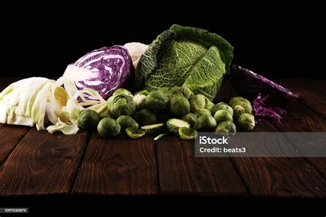 유기농 양배추 머리입니다 붉은 양배추와 흰 양배추 사 먹는 항 산화 균형 잡힌 다이어트 콜리플라워 꽃 양배추에 대한 스톡 사진 및 기타 이미지 Istock