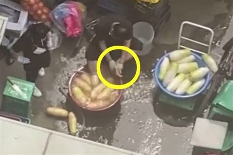 【写真】料理長がダイコンを洗ったタワシで足の裏を洗う様子 Joongang Ilbo 中央日報