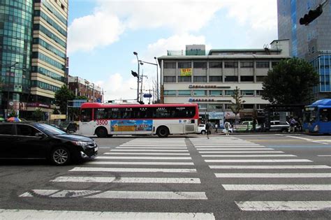 승목 201495 대한민국의 민낯 8차선도로 횡단보도 한복판에 보행신호는 아랑곳 없이 대형버스가 떡 버티고 보행자를 가로막고 있습니다 설상가상이랄까 고급세단이 곧