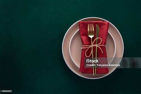 짙은 녹색 배경에 빈 접시와 황금 수저가 있는 저녁 식사 테이블 설정 텍스트를 위한 복사 공간이 있는 카드 또는 메뉴 템플릿 평면 레이아웃 디자인 평면도 현대 도자기 그릇