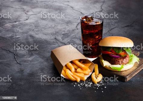 신선한 쇠고기 햄버거 소스와 야채와 감자 칩 튀김 돌 부엌 테이블 배경에 콜라 청량 음료의 유리 0명에 대한 스톡 사진 및 기타 이미지 Istock