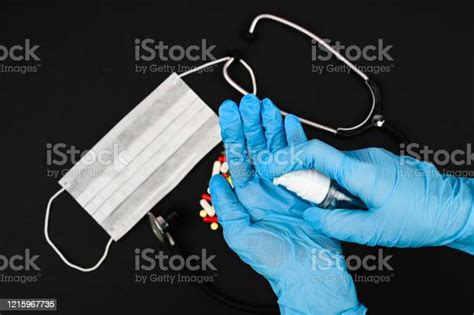 코로노 바이러스와의 싸움의 개념 평평한 벽돌에 위에서 볼 수 있습니다 쓸 수 있습니다 검은 색 배경입니다 새로운 코로나바이러스