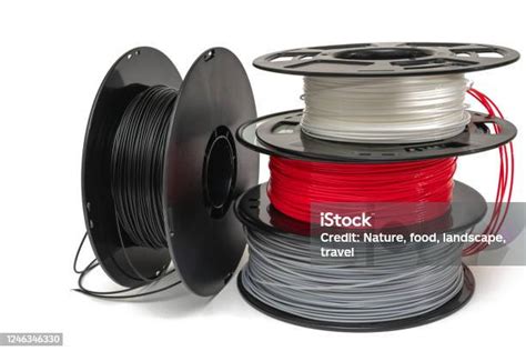 3d 프린터 플라스틱 필라멘트 흰색 배경에서 격리된 3d 프린팅용 블랙 레드 그레이 화이트 열가소성 와이어 스풀 케이블에 대한