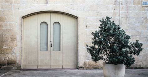 건조한 기후 건축 세부 건축 요소 고요한 환경 고전 건축 남서부 스타일 녹색 단풍 뉴트럴 컬러 팔레트 단순한 우아함 대칭 디자인 도시의 외관 돌담 두