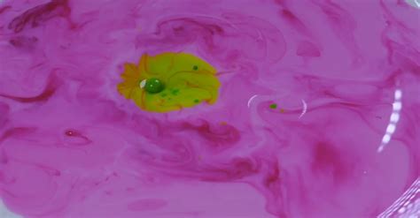 관념적인 그림 노란색 눈길을 끄는 다이나믹한 다채로운 매크로 물을 튀기다 믹싱 밝은 색 분홍색 색 폭발 선명한 소용돌이 수채화 물감 시각 예술