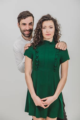 남자 뒤로 여자 뒤에서 들여다 그의 여자 친구에 게 펑키 하 고 교활한 뭔가 생각 그 에 다시 서 침착 하 고 움직일 수 없는 2명에 대한 스톡 사진 및 기타 이미지