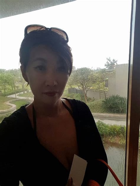 Yunjung Choi 여행은 언제나 돈의 문제가 아니고 용기의 문제다 파올로코엘료 손을 내밀면