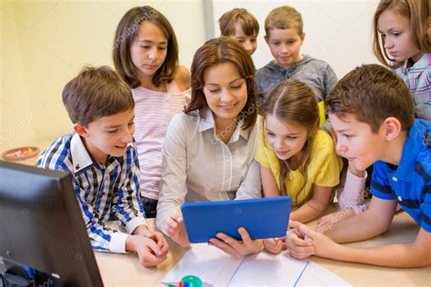 Grupo De Niños Con Profesor Y Tablet Pc En La Escuela Fotografía De