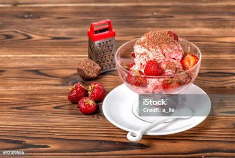 강판와 디저트 딸기 핑크 바닐라 아이스크림 스푼 나무 배경에 그릇에 초콜릿과 신선한 딸기의 Stil 생활 가득 찬에 대한 스톡 사진 및 기타 이미지 Istock