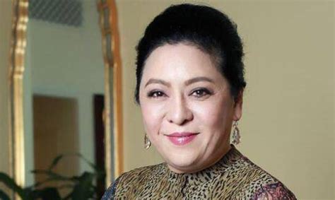 年轻时的美人，到如今依旧惊艳的向太，在穿衣打扮上就没输过女强人发型形象