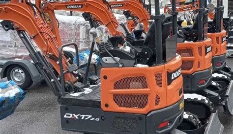 Корея передала екскаватори для відбудови українського енергосектору