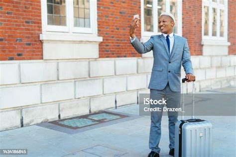 사무실 건물 근처의 금융 지구에서 풀 슈트를 입은 아프리카 사업가 20 24세에 대한 스톡 사진 및 기타 이미지 20 24세 가을 결정 Istock