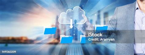 문서 전송을 위한 파일 전송 프로토콜 또는 Ftp 디지털 시스템 파일 수신기 및 컴퓨터 백업 복사본 클라우드 컴퓨팅 시스템 개념입니다 0명에 대한 스톡 사진 및 기타 이미지