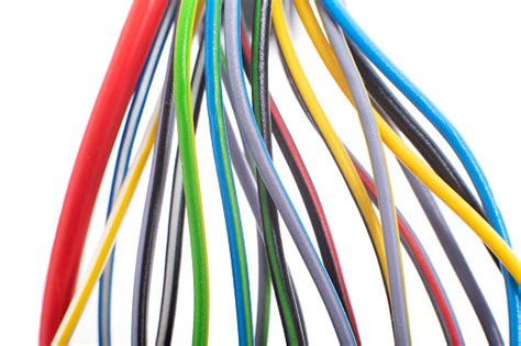 흰색 배경에 여러 가지 색상의 전선이 많이 있습니다 컬러 절연 표시 플러스 마이너스 단락 방지 회로 매크로와 솔리드 와이어 0명에 대한 스톡 사진 및 기타 이미지 Istock