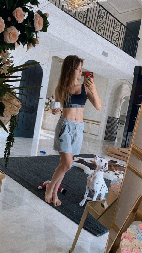 Amanda Cerny Scrolller