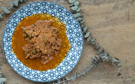 돼지 고기 또는 말린 붉은 돼지 고기 코코넛 카레를 나무 배경에 세라믹 접시에 파나엥 카레 가지 채소에 대한 스톡 사진 및 기타 이미지 Istock