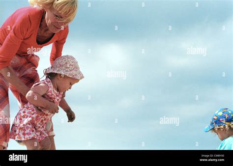 Oma Und Ihr Enkel Am Strand Stockfotografie Alamy