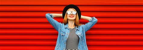 데님 재킷 빨간색 배경에 검은색 둥근 모자를 쓰고 세련 된 현대 웃는 젊은 여성의 초상화 20 29세에 대한 스톡 사진 및 기타 이미지 20 29세 25 29세 가을