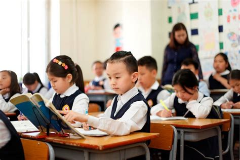 Нэг хоёрдугаар ангийн сурагчид шинэ сурах бичиг үзнэ