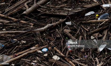 홍수 후 파편과 폐기물의 더미 환경에서 문제를 낭비 가구의 플라스틱 문제 폐기물 관리 행동 개념입니다 가정용 고체 폐기물 처리 및 폐기 관행 0명에 대한 스톡 사진 및 기타