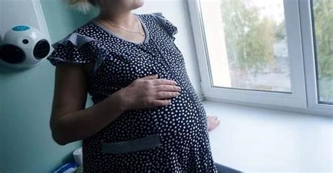 На 40 годишна възраст Амалия открива че е бременна Двойката има синове на 15 и 16 години Тя