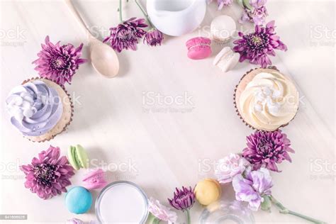 Macarons 또는 마카롱과 빈티지 파스텔에 우유와 컵 케이크 디저트 달콤한 색상을 먹고 아름 다운 0명에 대한 스톡 사진 및 기타 이미지 Istock