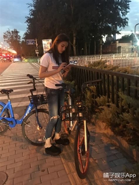 笑死人了林允骑不动单车竟然搭了卓伟的顺风车