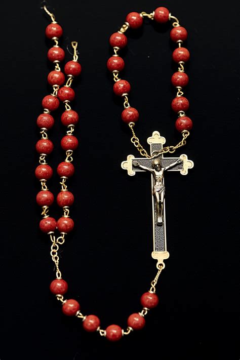 십자가 모양의 십자가 모양의 붉은 구슬 묵주 배경 배경 화면 및 일러스트 무료 다운로드 Pngtree