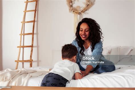 젊은 예쁜 아프리카 계 미국인 어머니 와 아들 에 침대 에 아침 재생 행복 한 가족 라이프 스타일 사람들 개념 2명에 대한 스톡 사진 및 기타 이미지 Istock