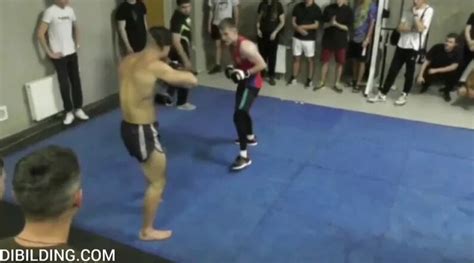 Качок против Боксёра Спарринг бодибилдера и боксёра Кочка поверила в себя и решила выскочить